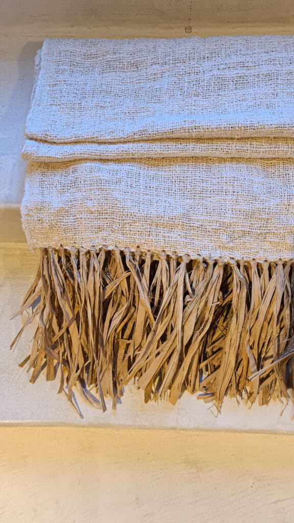 Linnen plaid met raffia franjes – CoCo homeliving