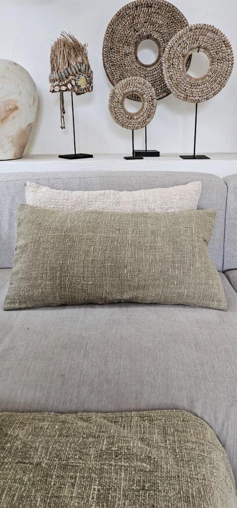 Linnen kussen langwerpig olijfgroen – CoCo homeliving