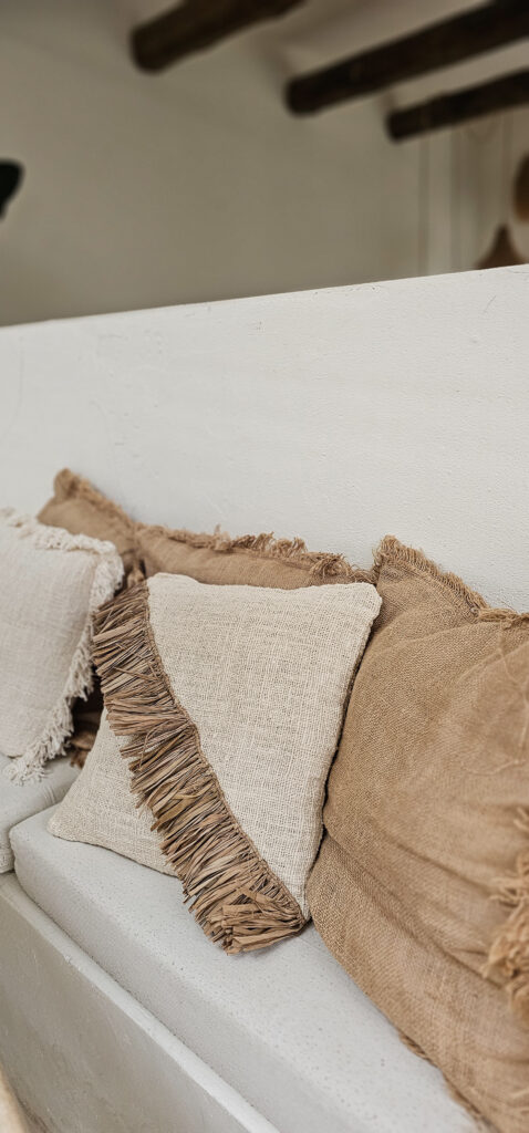 Linnen kussen met raffia streep – CoCo homeliving